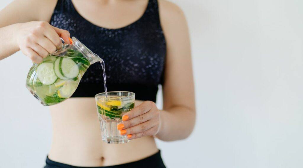 How to Get a Flatter Stomach By Drinking These Top 8 Healthy Detox ...
